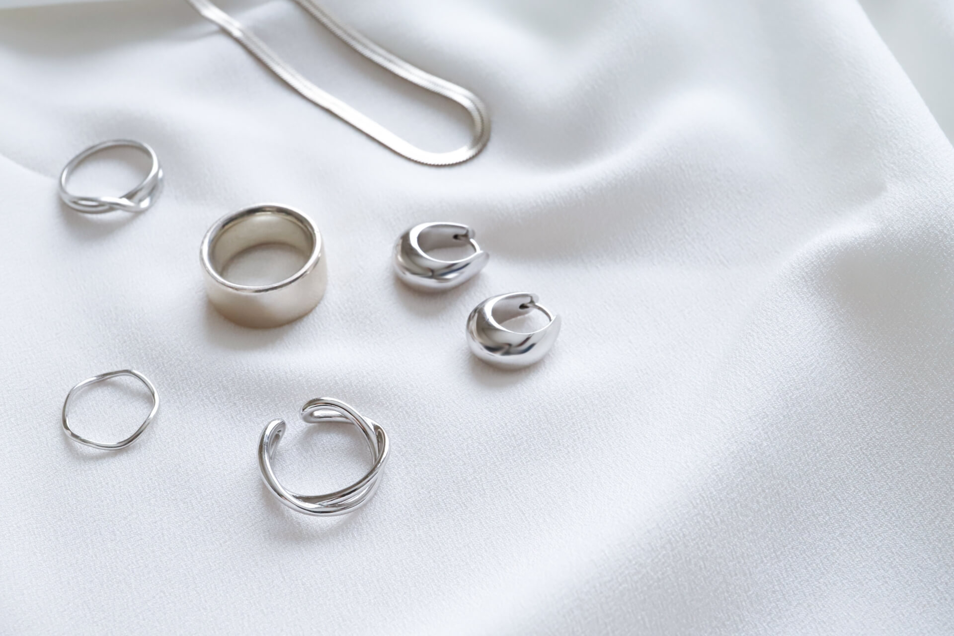 【Ag925とは】シルバー925との違いやお手入れ方法・偽物の見分け方を解説 | 買取大吉