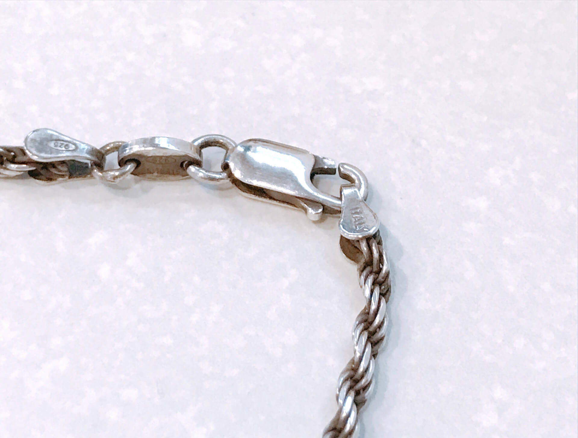 【Ag925とは】シルバー925との違いやお手入れ方法・偽物の見分け方を解説 | 買取大吉